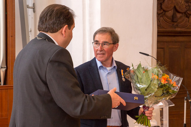 VVP lid van verdienste, Roelof Huizing, ontvangt lintje in Vries ...