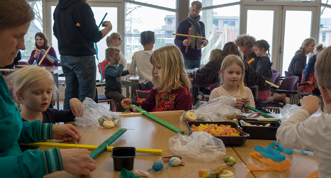 Vijfenveertig kinderen knutselen Palmaasstok in het dorpshuis - DitisPeize